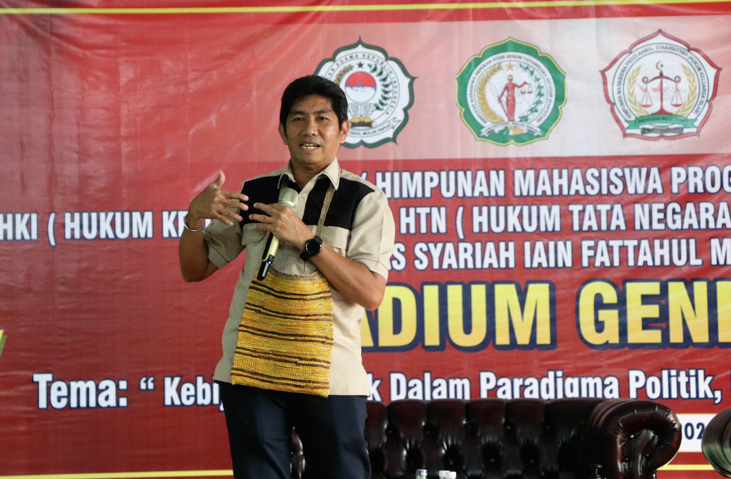 Ketua DPR Papua Berikan Materi Pada Seminar HMPS Fakultas Syariah - IAIN Fattahul Muluk Papua
