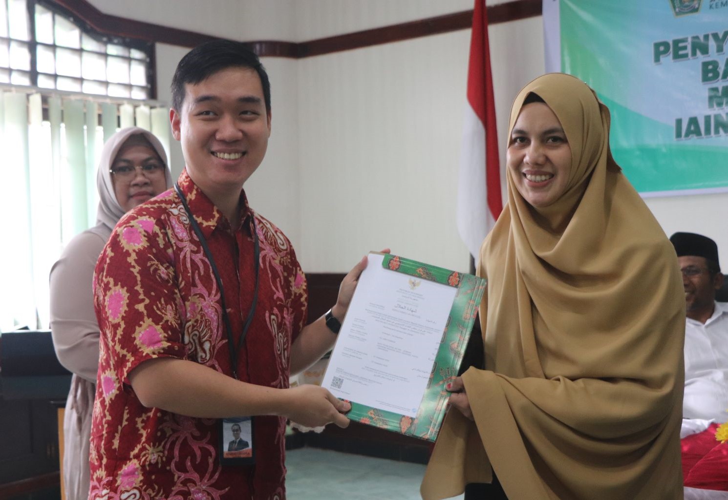 Halal Center IAIN Papua Serahkan Sertifikat Halal kepada UMKM - IAIN Fattahul Muluk Papua