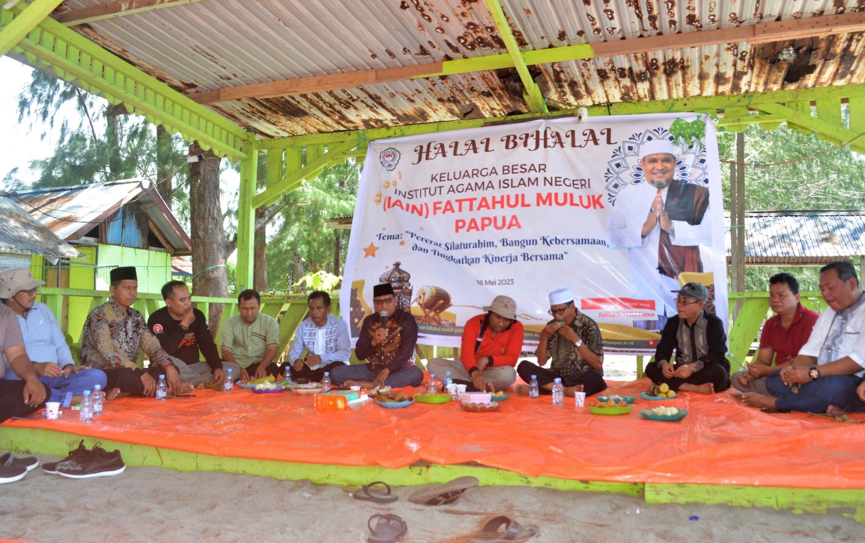 Keluarga Besar IAIN Papua Gelar Halal Bihalal di Pantai Hamadi - IAIN Fattahul Muluk Papua
